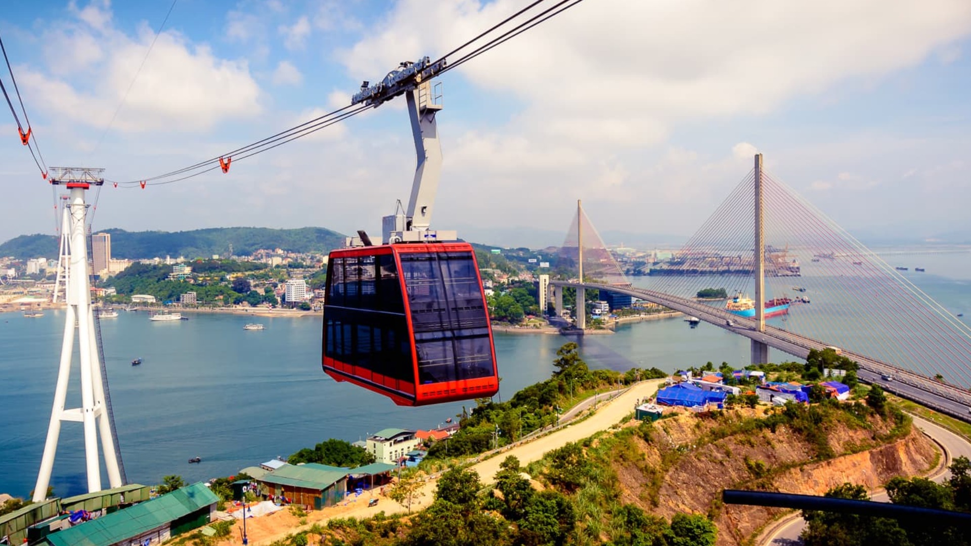 The largest aerial tramway in the world launched in Vietnam