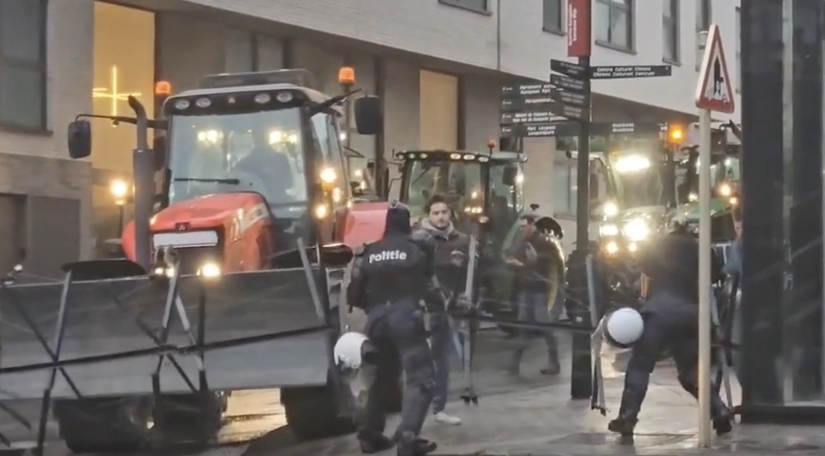 900 Tractors Block Brussels in Protest - TravelWires